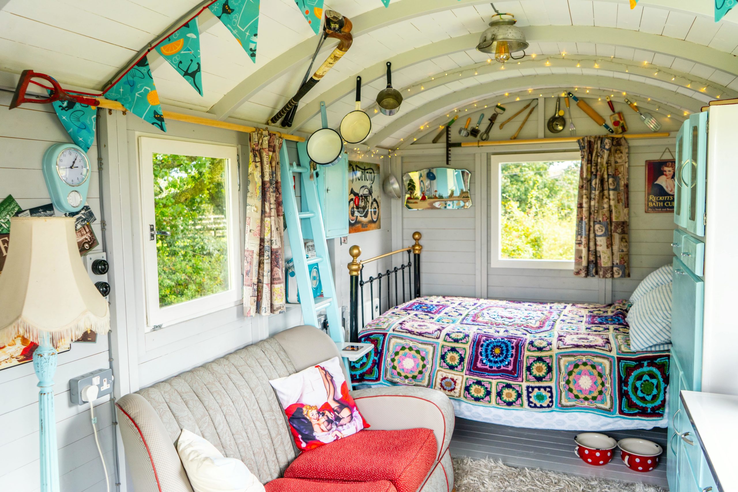 Fully Equipped SHEPHERDS HUTS for amazing B&B experience